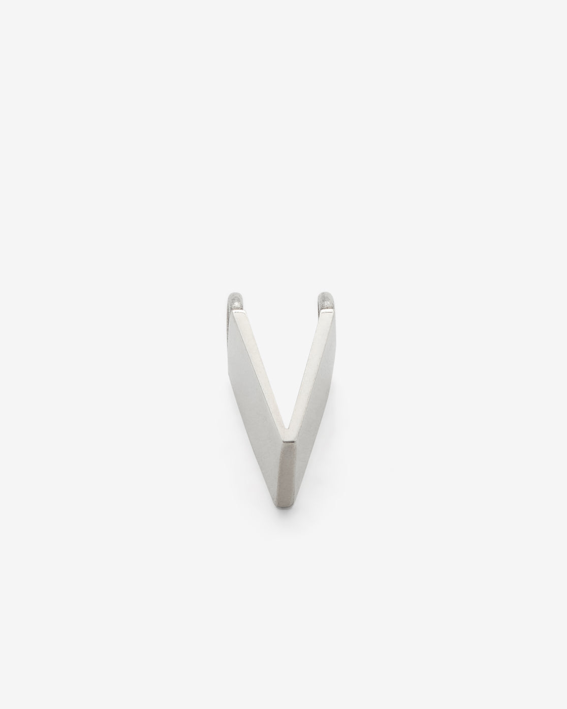 Jacqueline Rabun: V Alphabet Pendant (Silver) | DSML E-SHOP